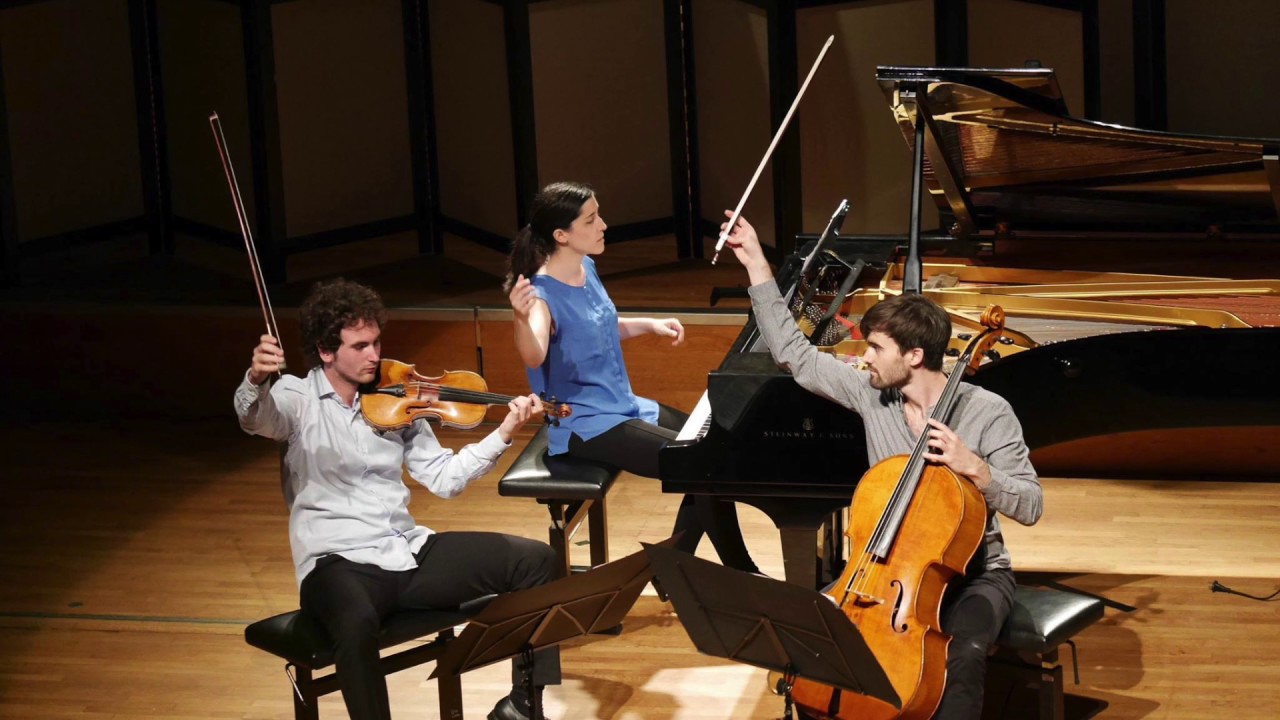 Camus Trio - Verano Porteño (A. Piazzolla) - YouTube