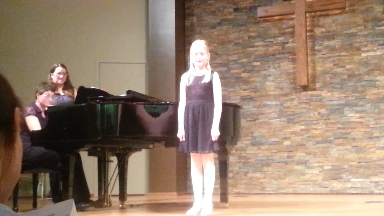 Emma Gillingham singing Don Gato - YouTube