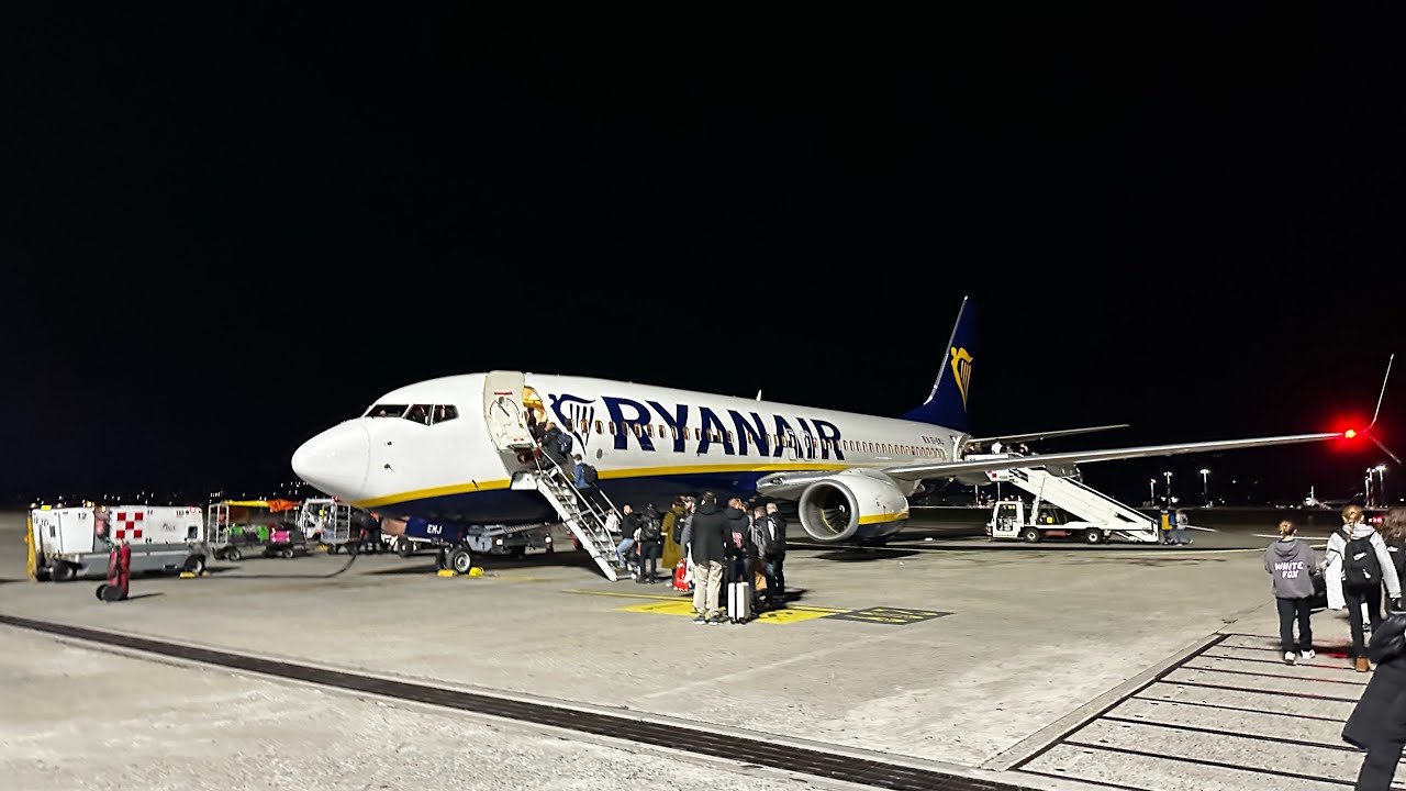 Ryanair night flight to Manchester - YouTube