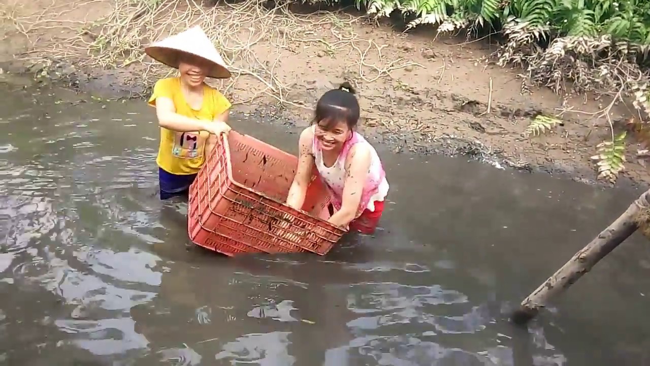 Amazing Video Two girls Deep Hole Fishing - How To Fishing in Deep Hole ...