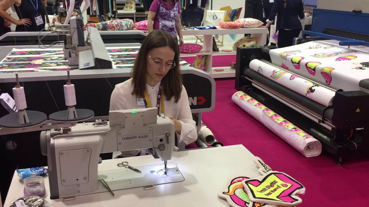 KORNIT DIGITAL による DTMF(Digital Textile Micro Factory) のデモ - YouTube