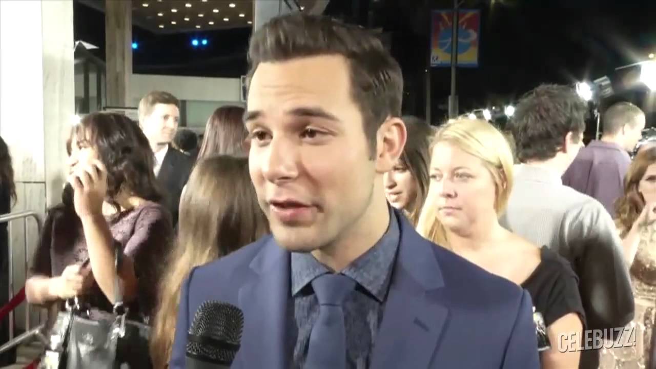 Pitch Perfect Red Carpet Premiere - Interview with Skylar Astin - YouTube