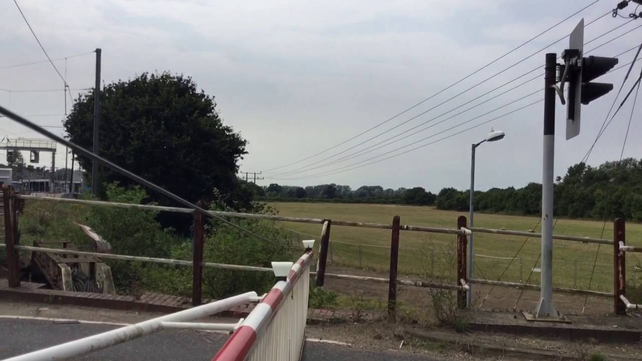 Manningtree Station Level Crossing (Essex) Thursday 18.08.2016 - YouTube