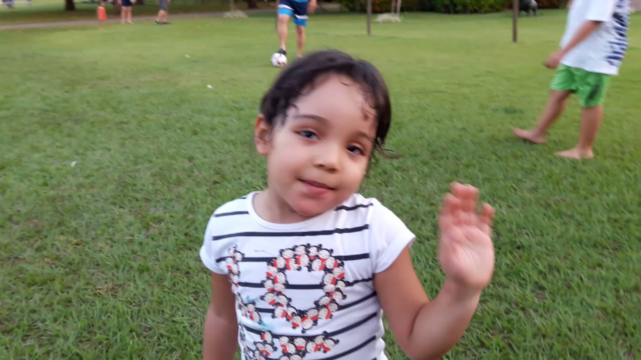 Sarah Ingrid de Amorim Café ensinando a jogar futebol - YouTube