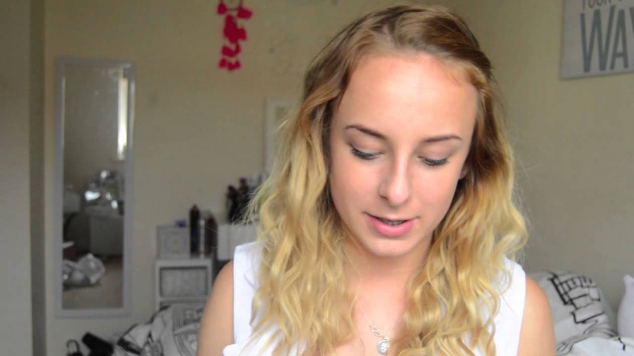 What's in my: School Bag Edition | Tia Collins ♡ - YouTube