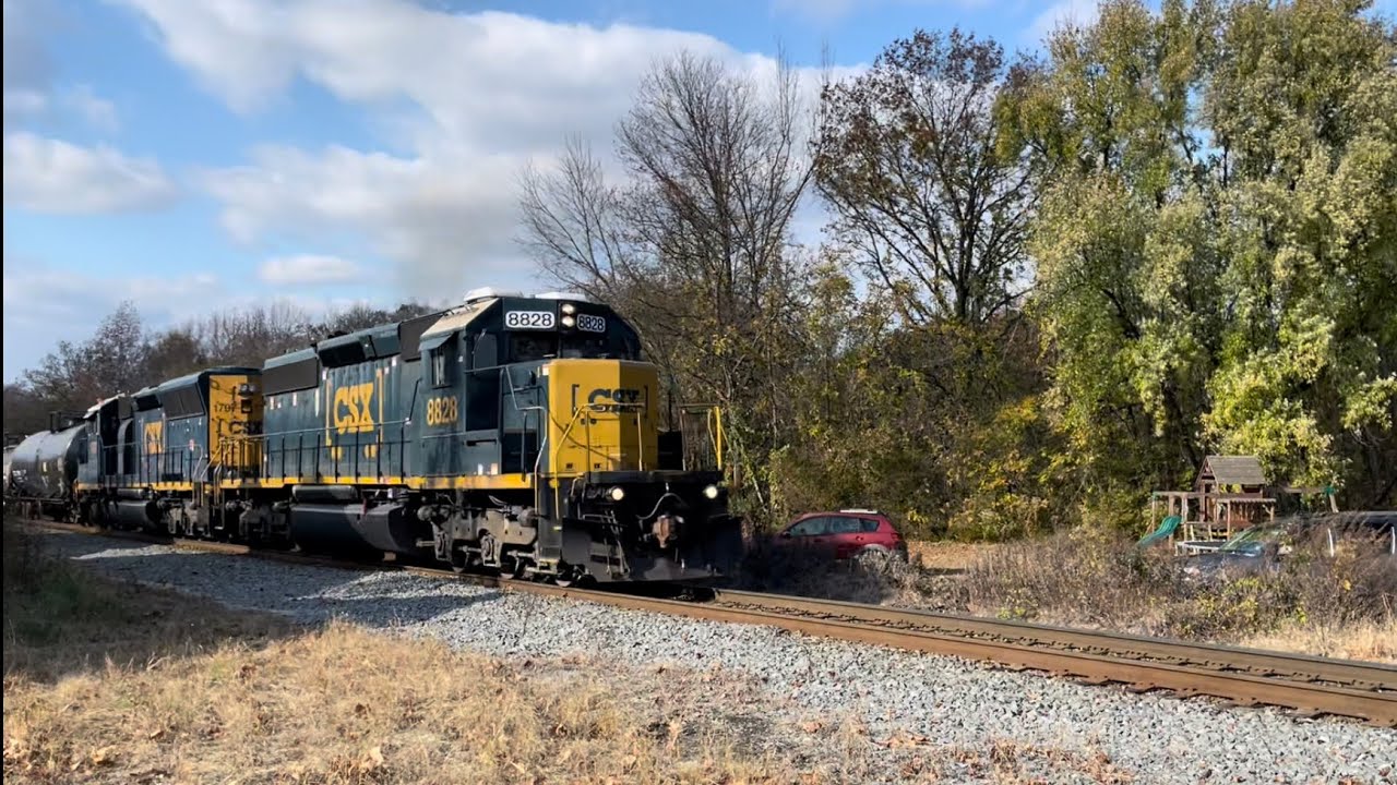 CSX 8828 leading CA-11 Notch 7 in Thorofare NJ - YouTube