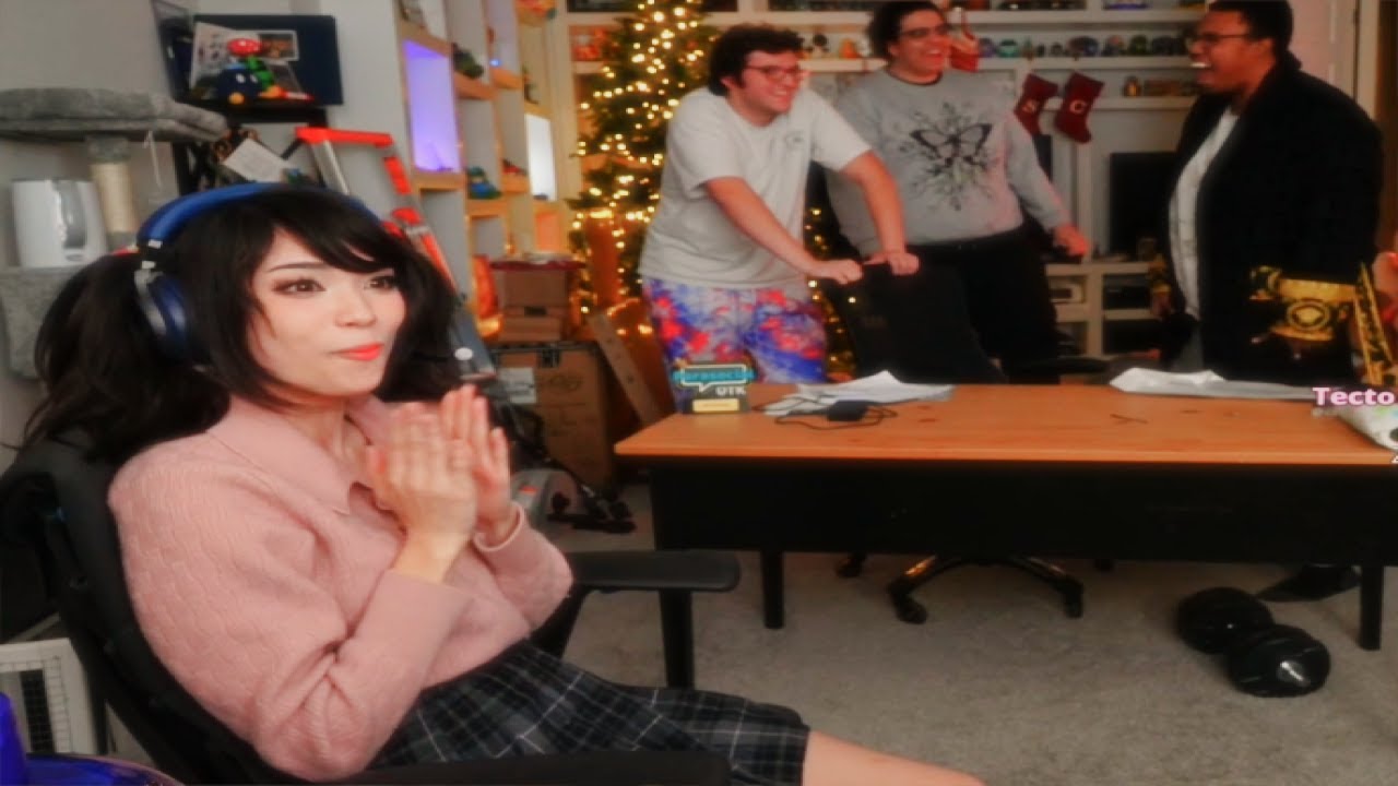 Emiru's Bodyguards Visit Her! - YouTube