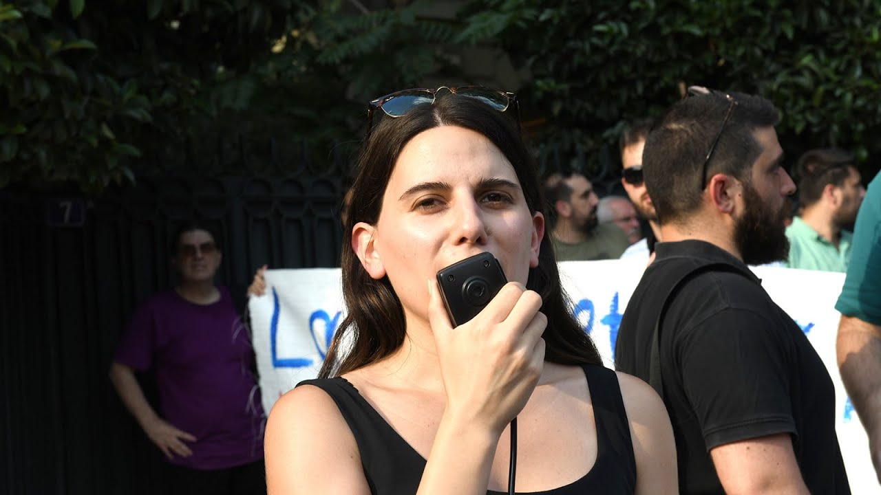 Ομιλία της Κ. Χριστοπούλου στην παράσταση διαμαρτυρίας στην Γαλλική ...