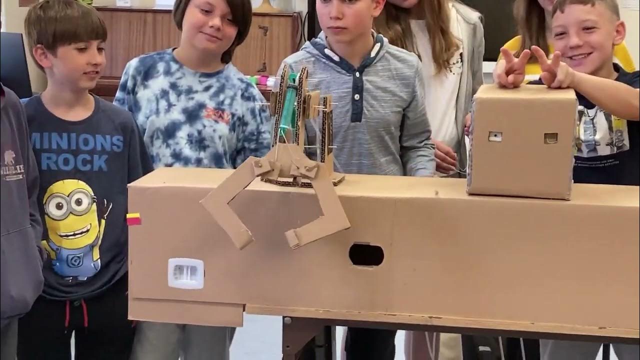 Uczniowie klasy 5a budują robota na lekcji techniki - YouTube