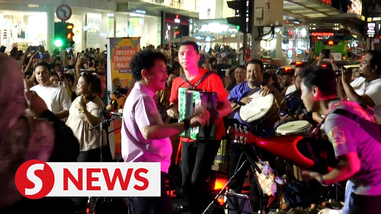 Orchestra street performance pulls crowd at Pavilion Kuala Lumpur - YouTube