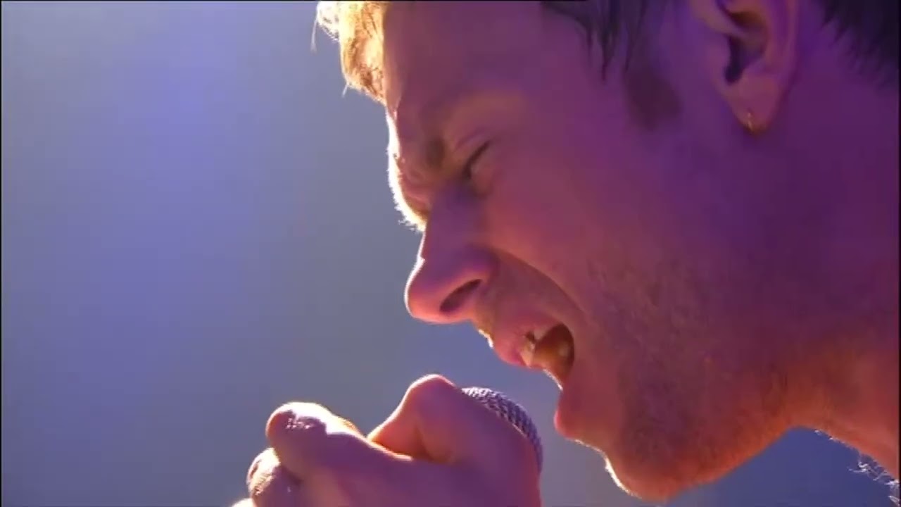 Gorillaz - Fire Coming Out Of The Monkey's Head (Live at Glastonbury ...