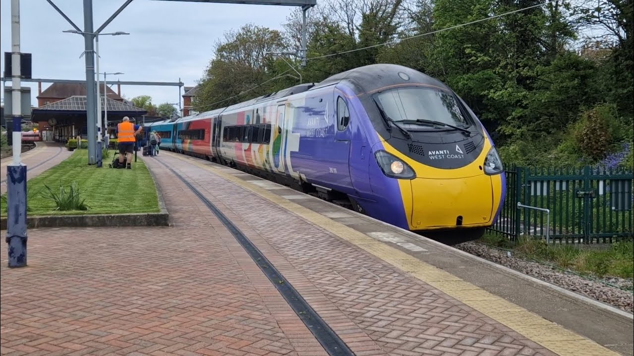 Northern 331's 319's 195's & Avanti 390119 At Poulton-Le-Fylde Friday ...