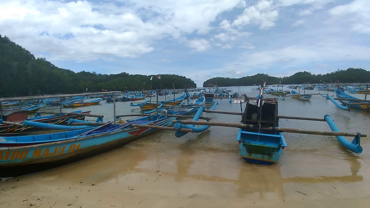 Tempat Pelelangan ikan pantai tawang - YouTube
