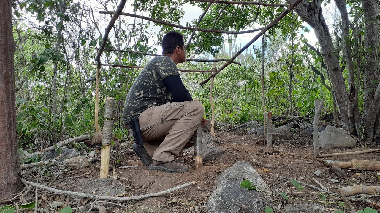 Building my first bushcraft shelter #1 - YouTube