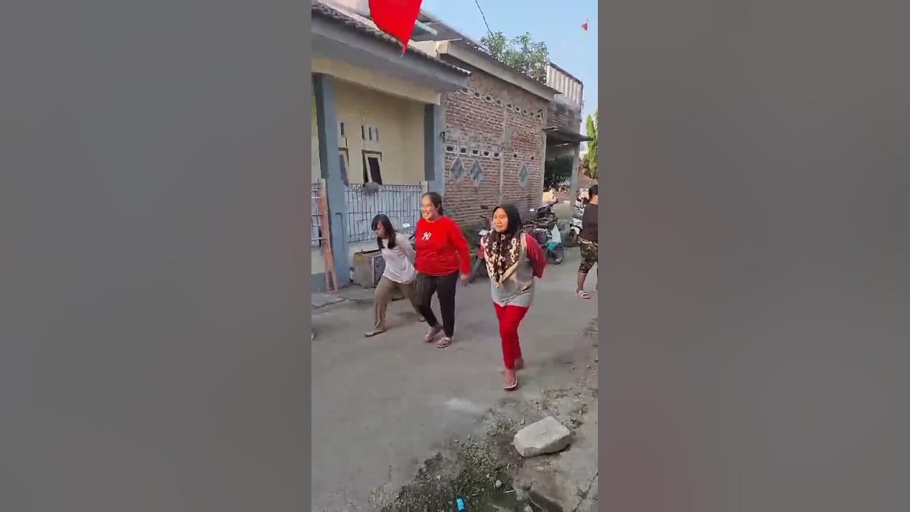 Keseruan emak emak villa intan 1 blok A, Cirebon,Lomba agustusan HUT RI ke 79 - YouTube