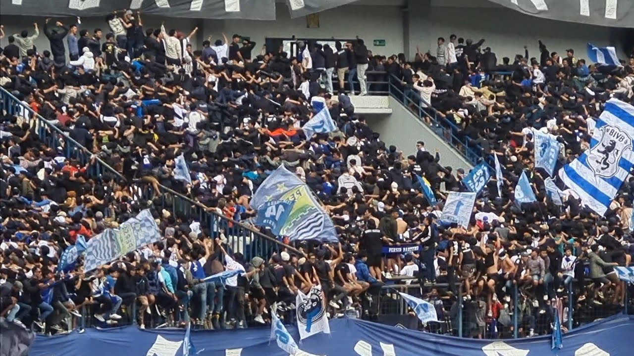 FULL BERISIK!! AKSI NORTHERN WALL, BOBOTOH TRIBUN UTARA | PERSIB VS PSS ...