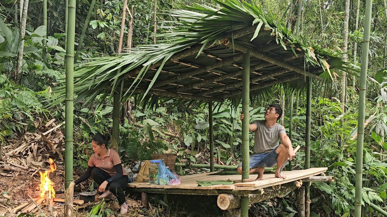 How to build a makeshift bamboo house and saw wood in the forest - YouTube