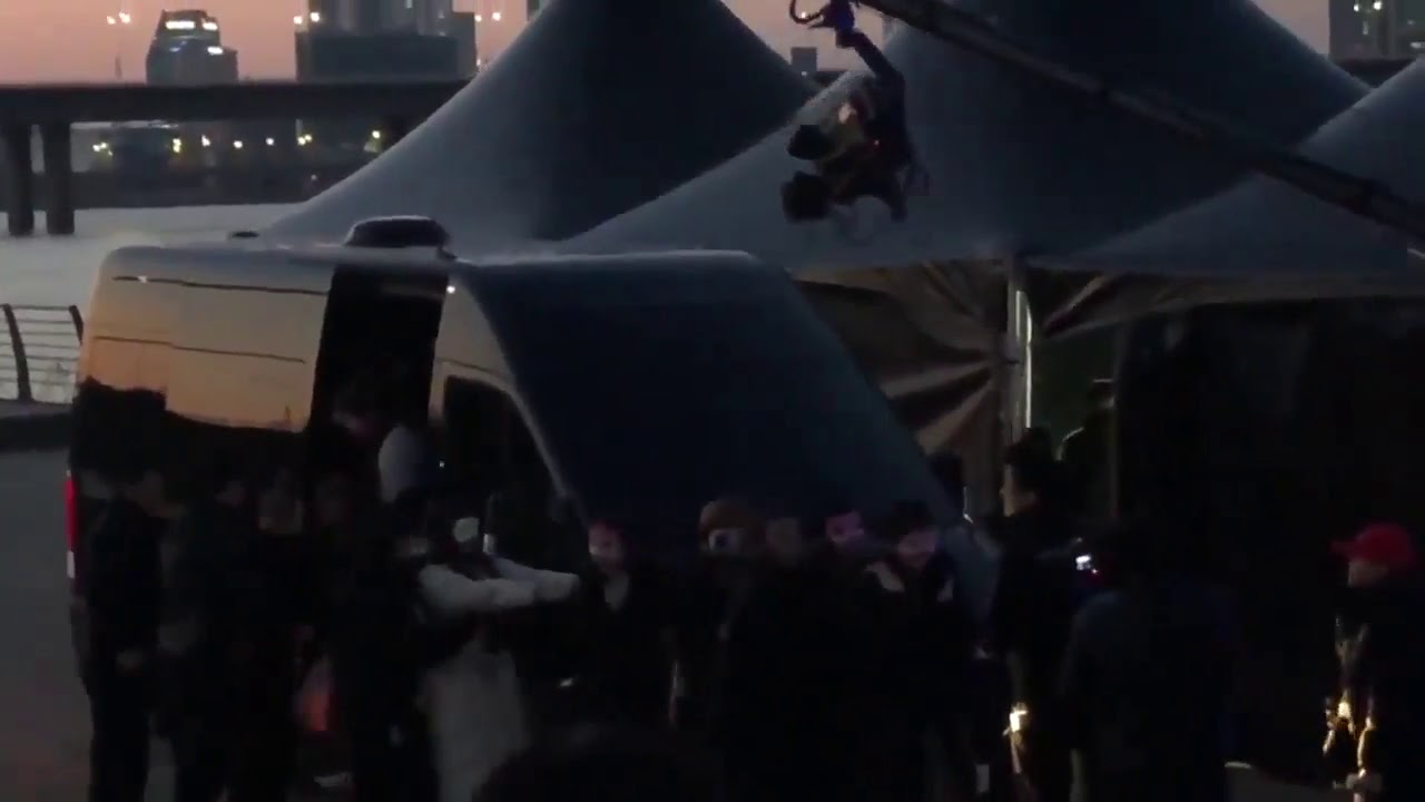 190402 IZONE were blindfold when got off the car @ Guerrilla Promotion ...