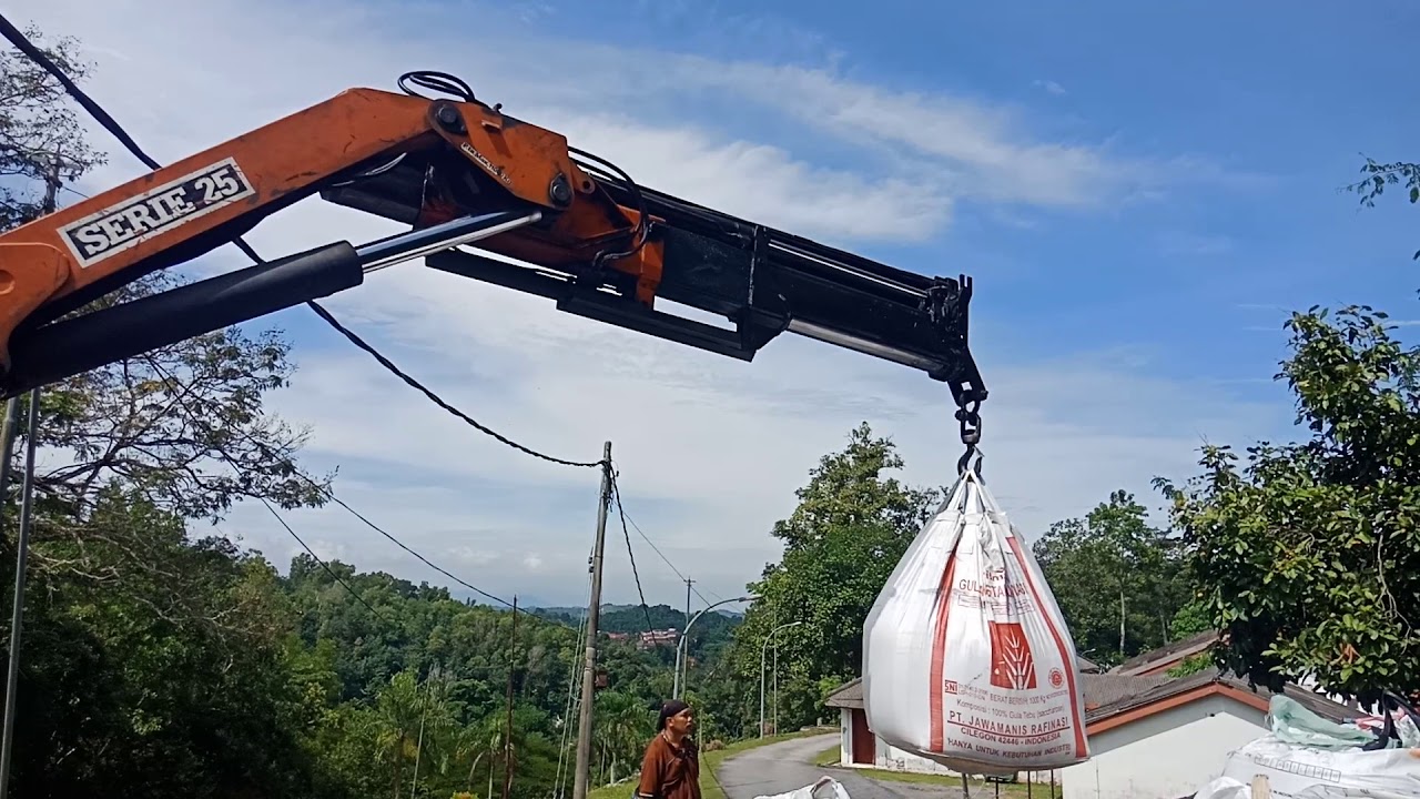 Lori crane 10 ton(1) - YouTube