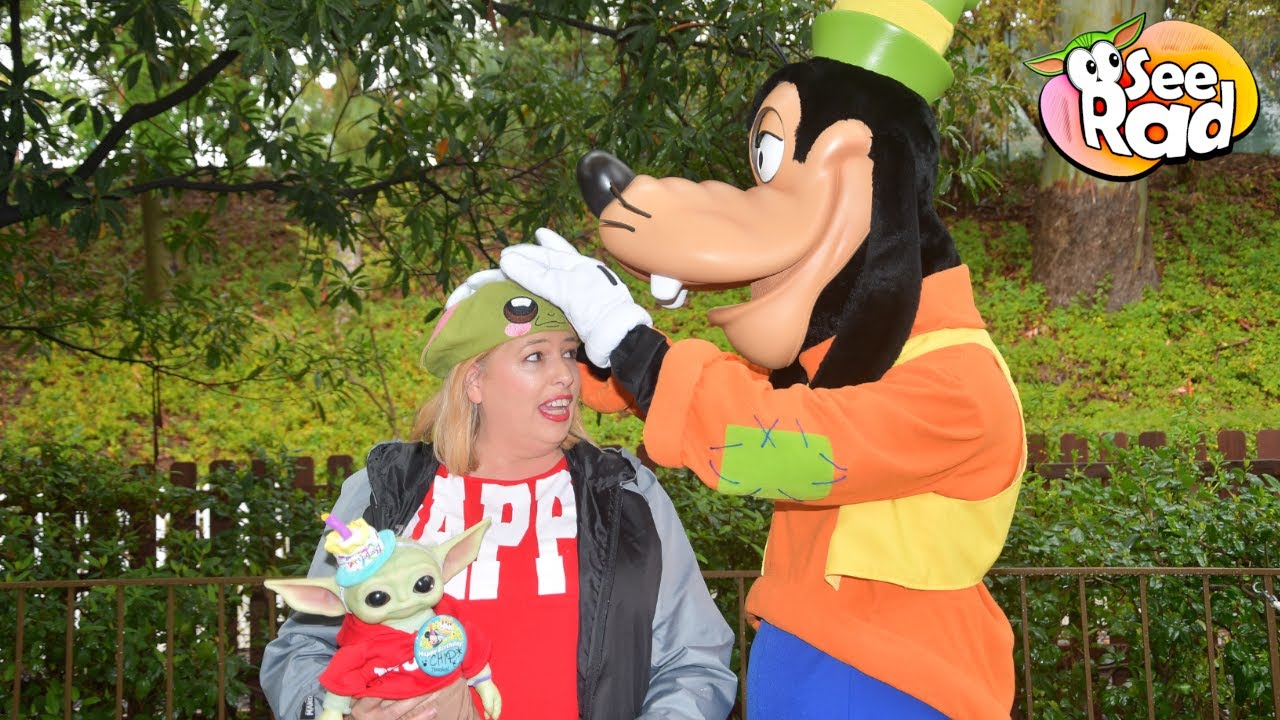 GROGU CHIP Meets Mickey, Donald & Goofy And Visits Toontown (DISNEYLAND ...