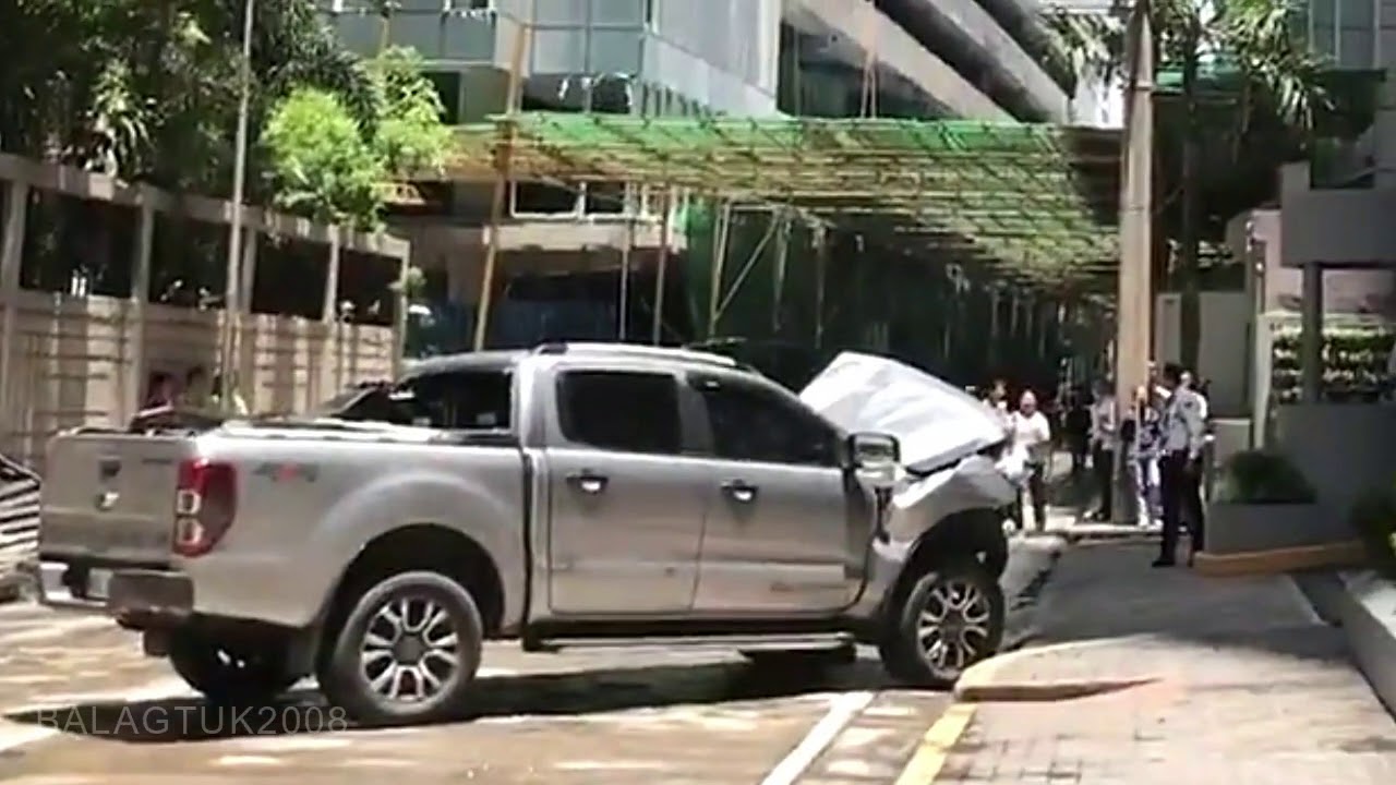FORD RANGER FALLS OFF ORTIGAS HOTEL - YouTube