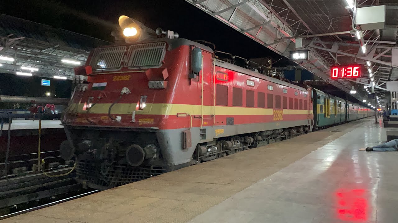 Mumbai Jabalpur garib rath arriving Itarsi junction ️ - YouTube