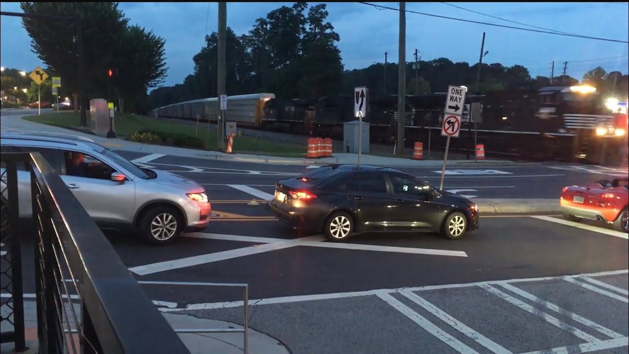 Norfolk Southern auto rack train going through Duluth slow - YouTube