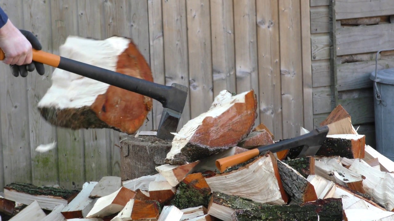 houthakken Fiskars bijl how to split firewood with Fiskars axe - YouTube