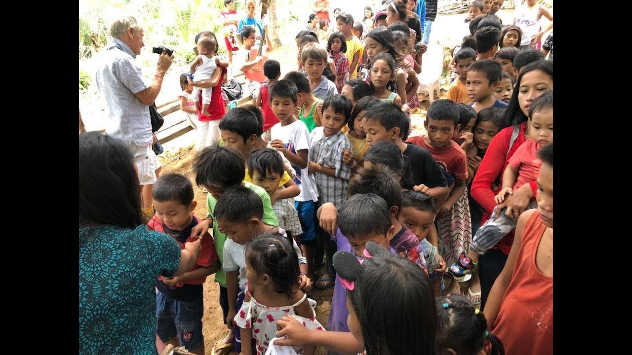100 LESS FORTUNATE KIDS ATTEND IN CHURCH SERVICE HAPPILY RECEIVES GIFTS ...