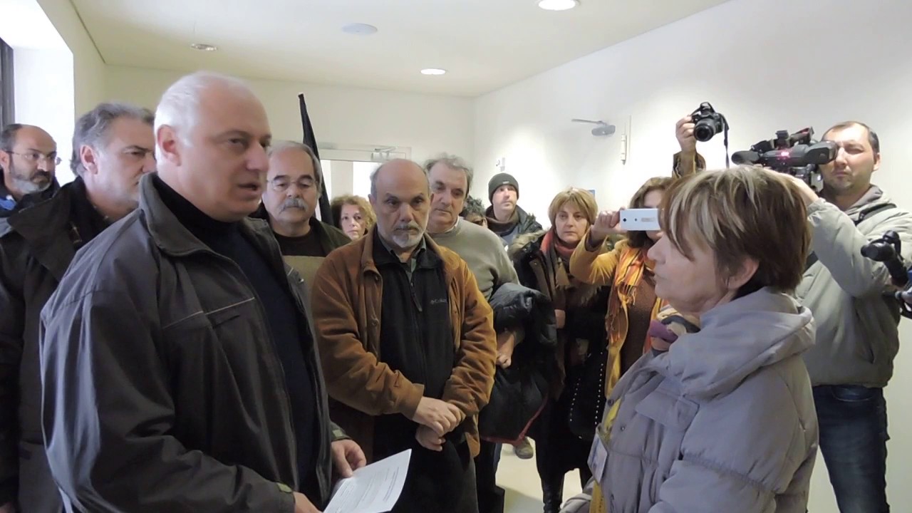 ΑΕΡΟΔΡΟΜΙΟ ΧΑΝΙΩΝ | ΠΟΛΙΤΕΣ ΔΙΝΟΥΝ ΨΗΦΙΣΜΑ ΣΕ ΕΚΠΡΟΣΩΠΟ ΤΗΣ ΥΠΑ - YouTube