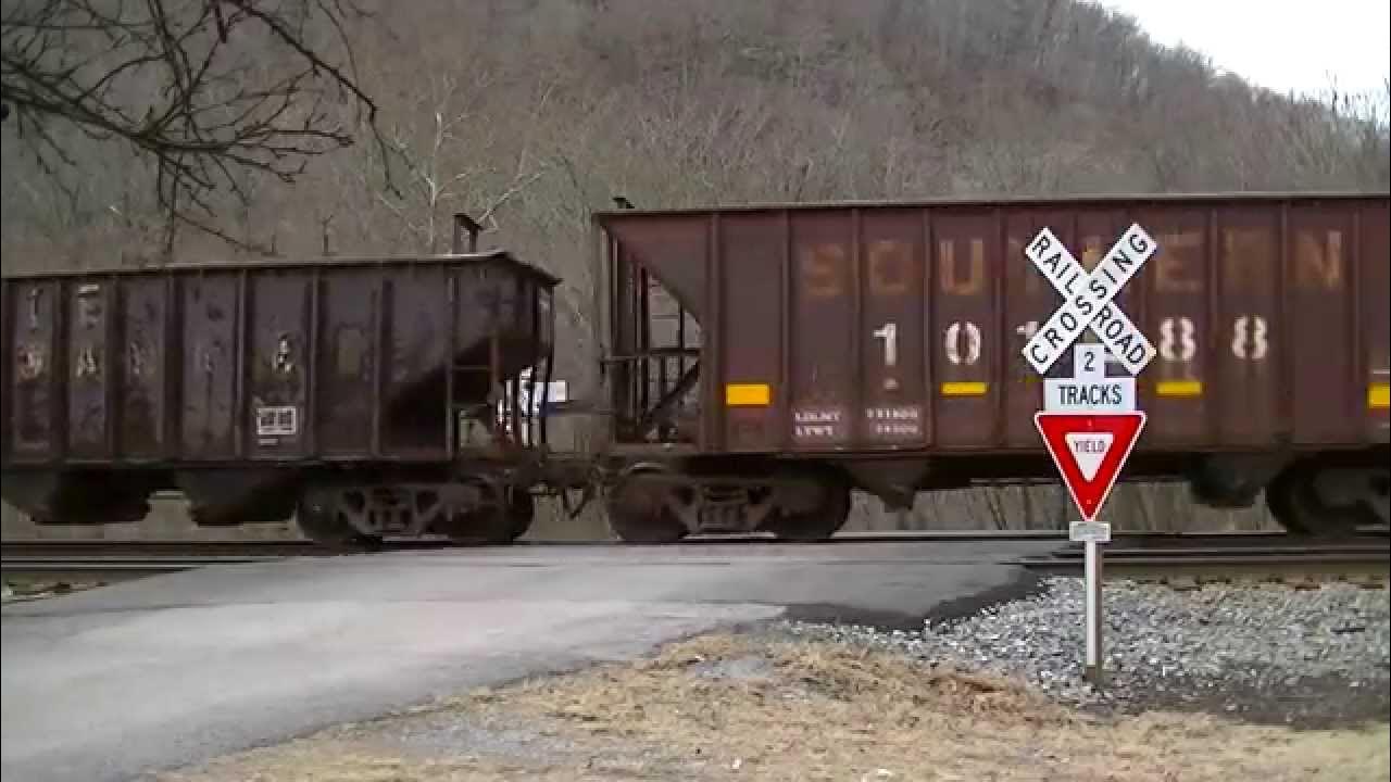 Two Dash 9s lead NS 15T at Elliston, VA - YouTube
