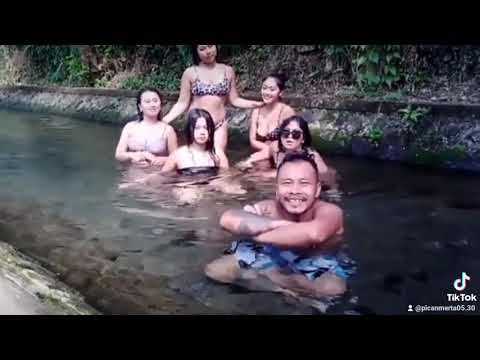 mandi bareng cewek cewek seksi pakai bikini di sungai