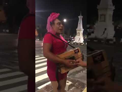 Banci nyanyi lucu...