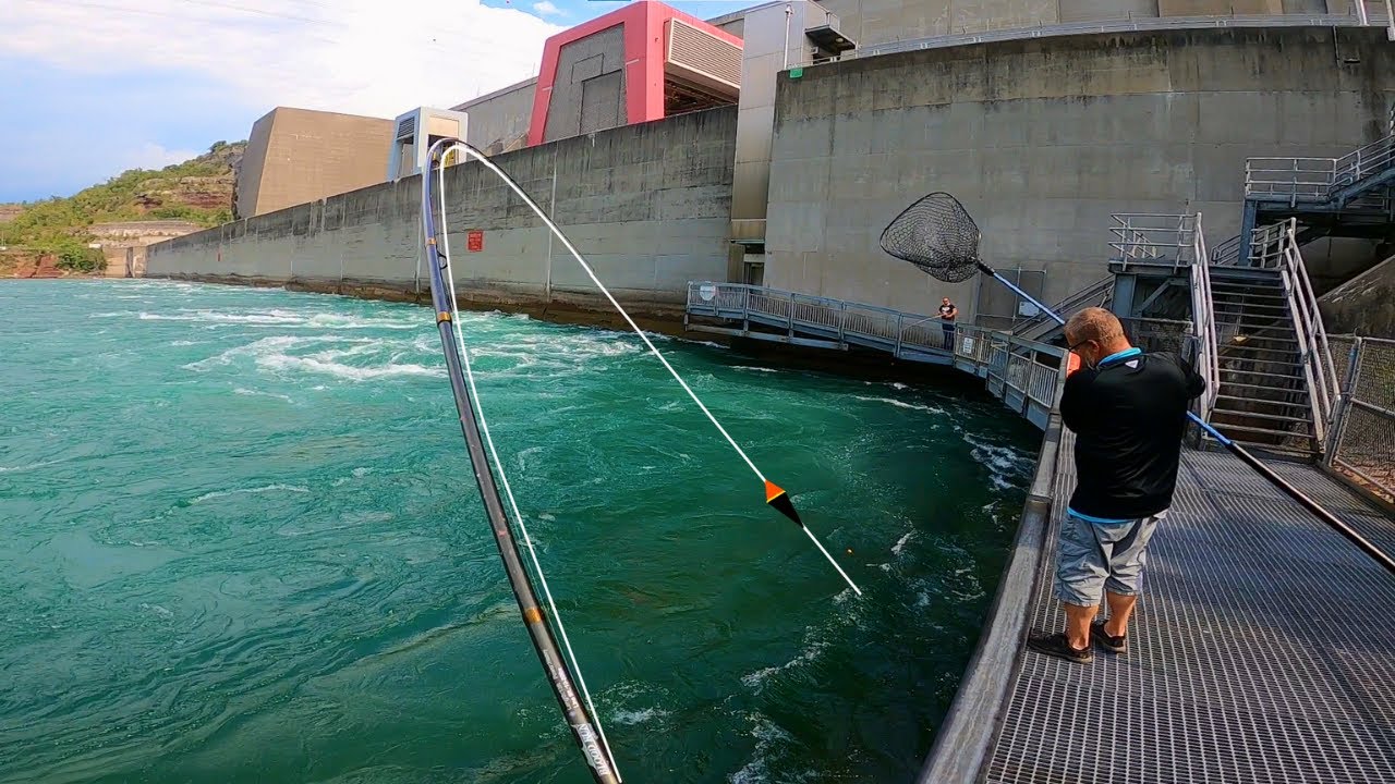 Fishing the NIAGARA RIVER for Walleye - YouTube