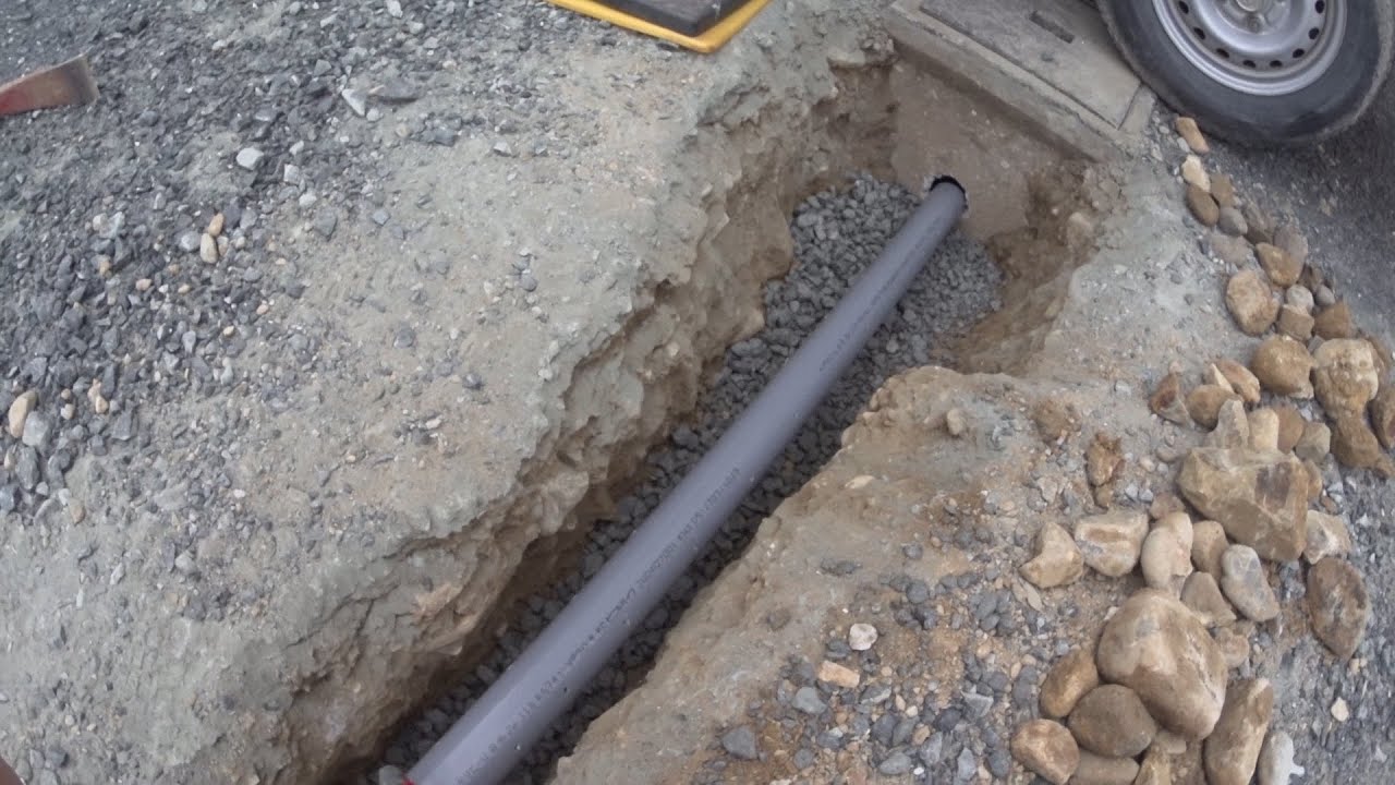 #11【Underdrain drainage pipe construction】【暗渠排水管とトタン塗装と網戸と草取り】ぴとり親方の一週間。 - YouTube