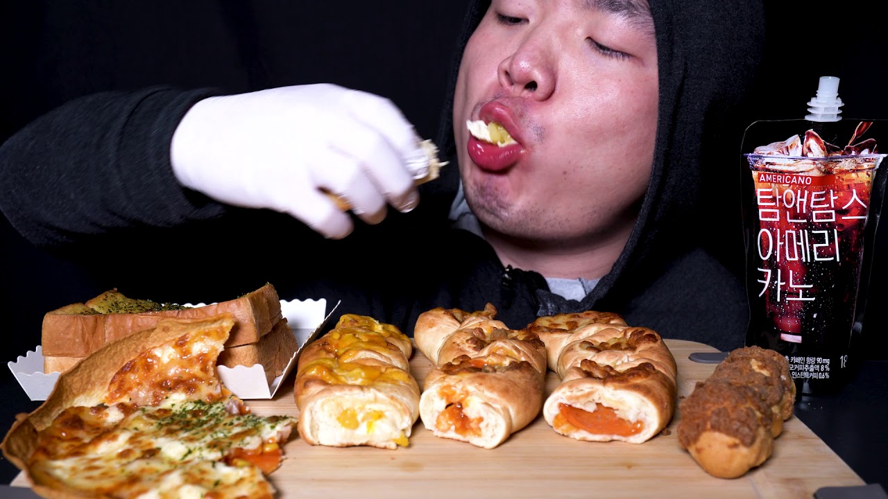 훈남 알바생이 만들어주는 탐앤탐스 빵 프레즐 & 갈릭버터브레드 & 크로캅슈 & 피자 먹방 KOREA TOM N TOMS ...