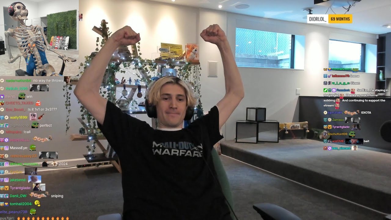 xQc Flexes his Stick Muscles - YouTube