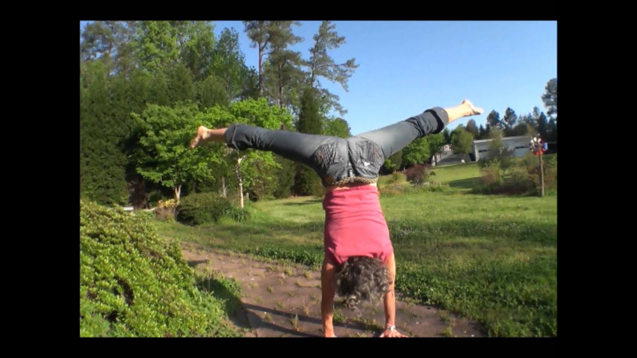 bluejean straddle handstand press up & commentary tips - YouTube