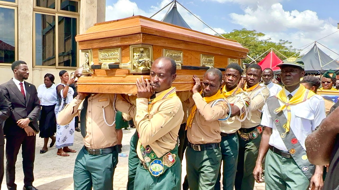How A.Y (SDA Youth) Carries a Corpse into their grave at their funeral ...