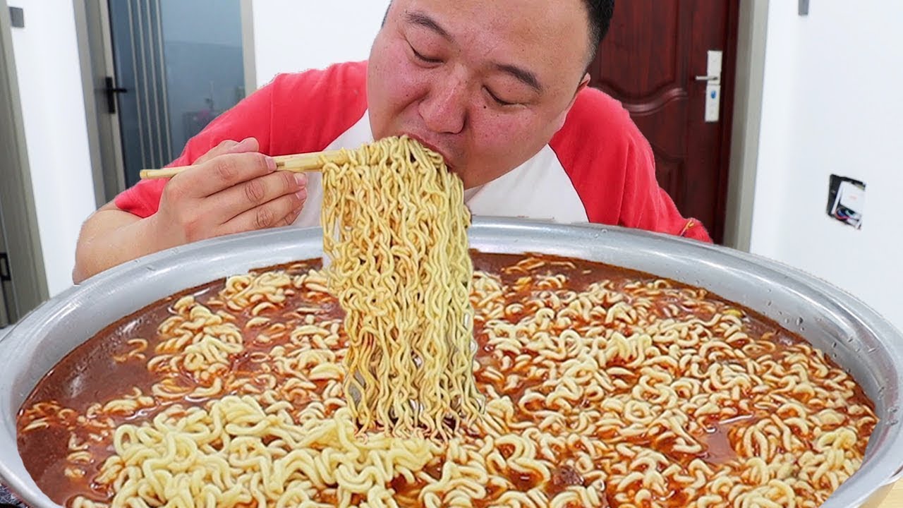 4 bags of spicy instant noodles, Ah Qiang crazily sucks and eats it ...