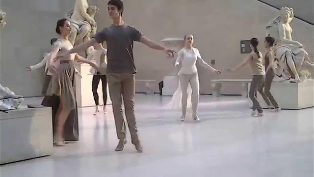 Music and dance in Louvre museum - YouTube