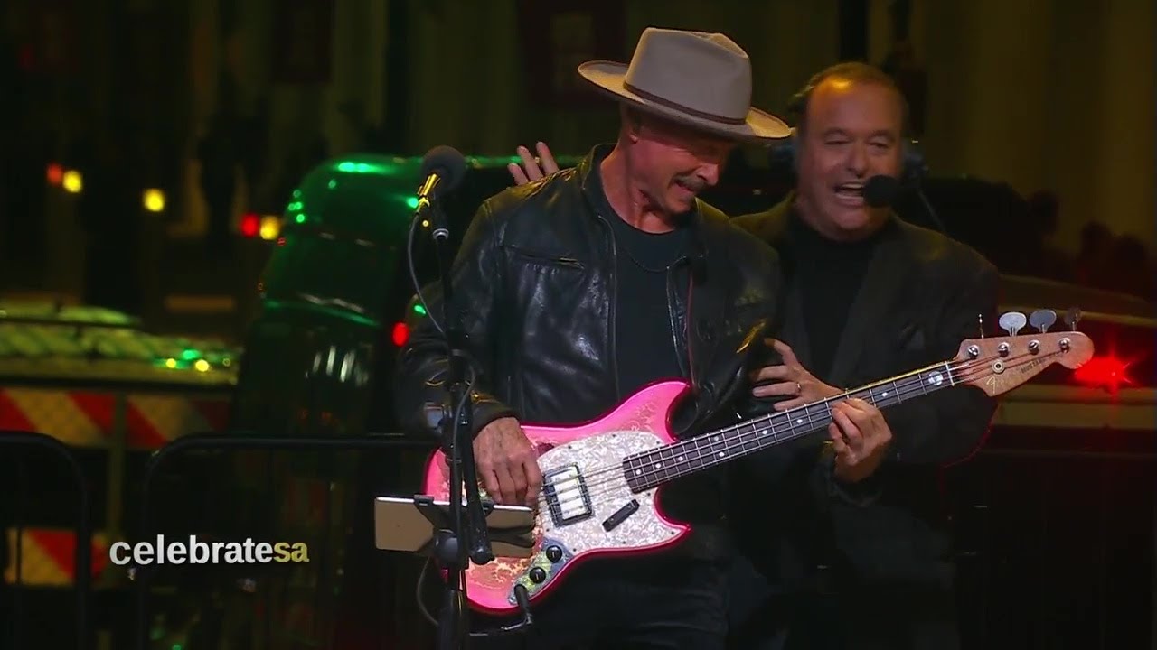 GREAT STORY! Our Don Harris meets an old friend – LIVE ON STAGE! - YouTube