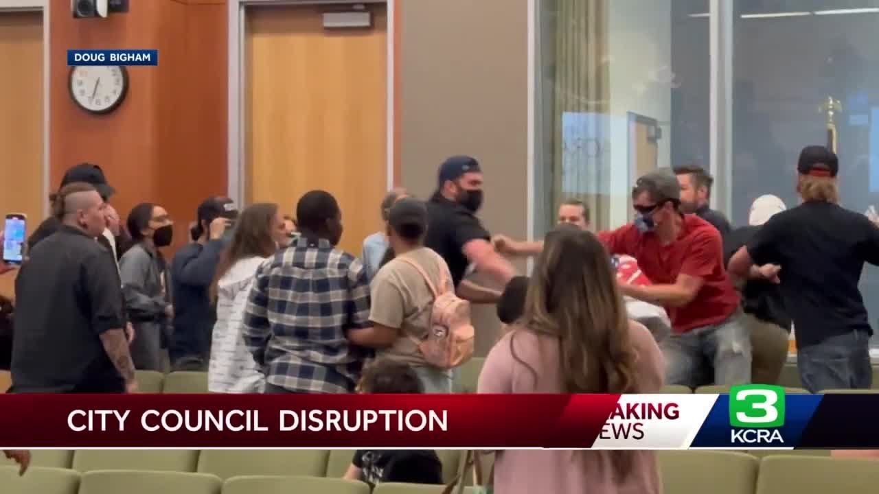 Sacramento officials pause city council meeting after disruption - YouTube