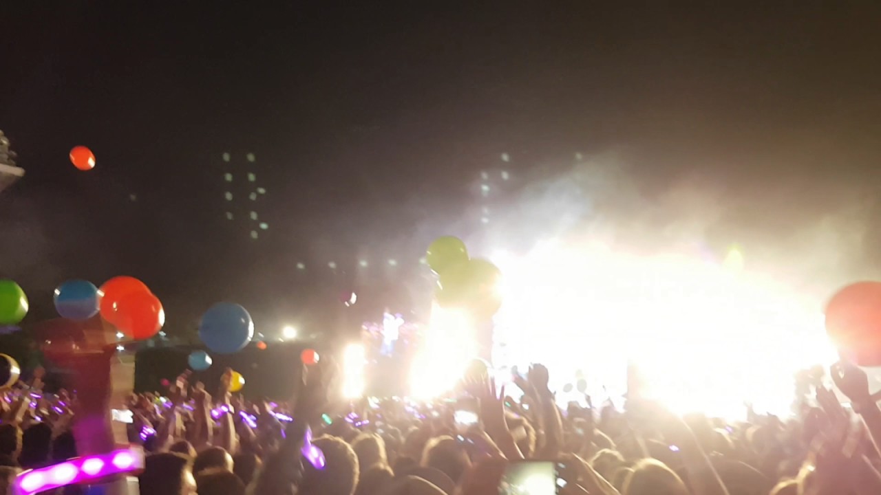 Coldplay Auckland NZ December 3 2016 . balloons - YouTube