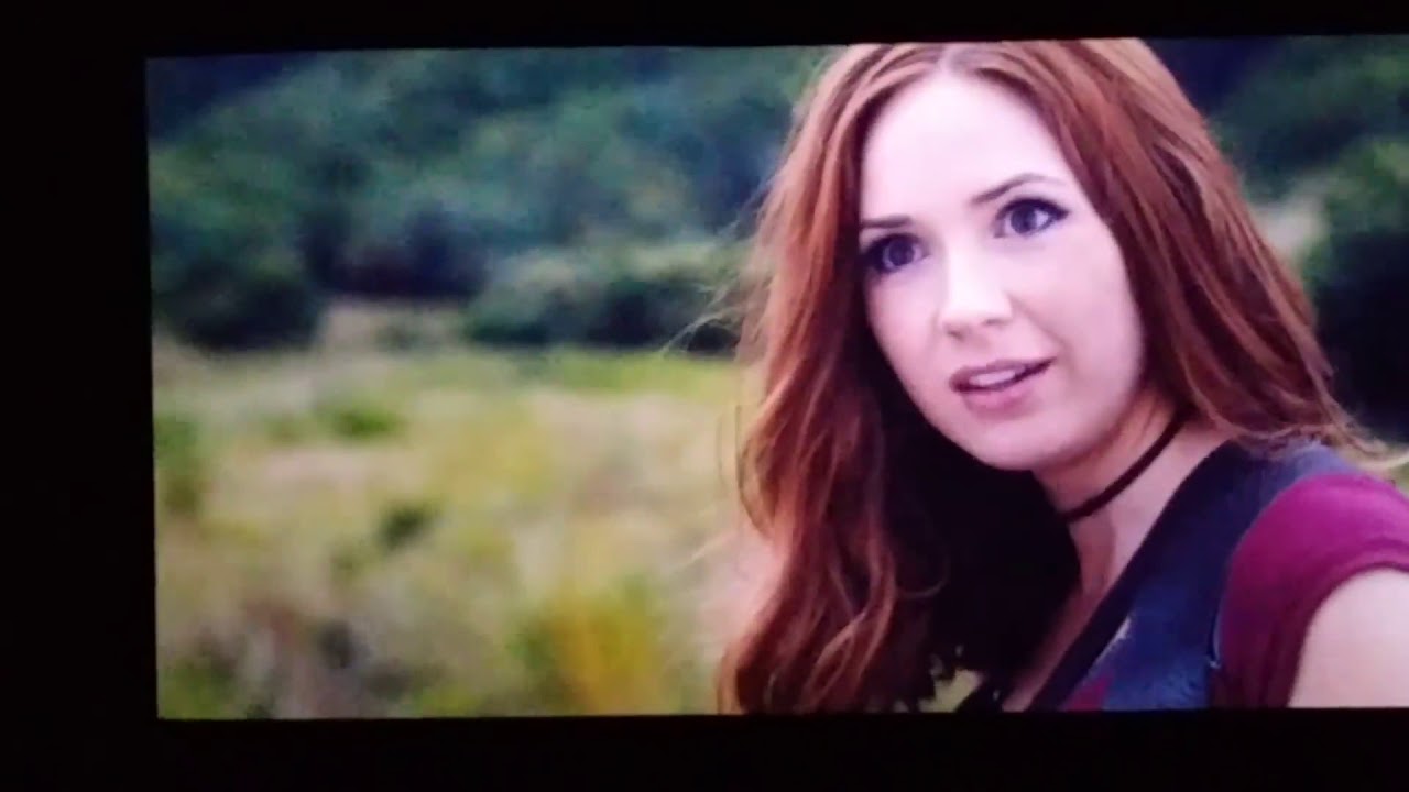Jumanji 2 Dance Fight Scene - YouTube