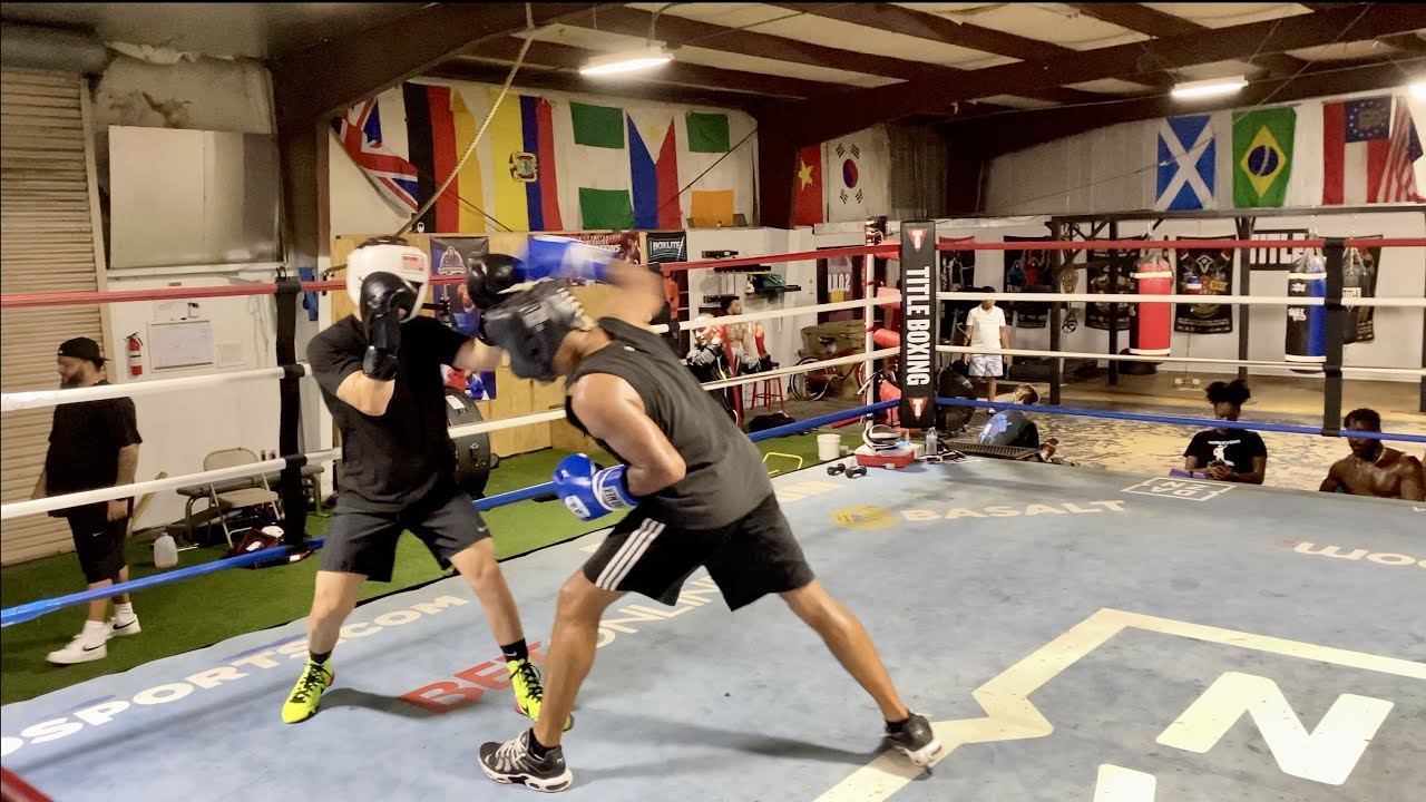 PRO BOXER VS BEGINNER SPARRING AT THE BOXING GYM!!! - YouTube