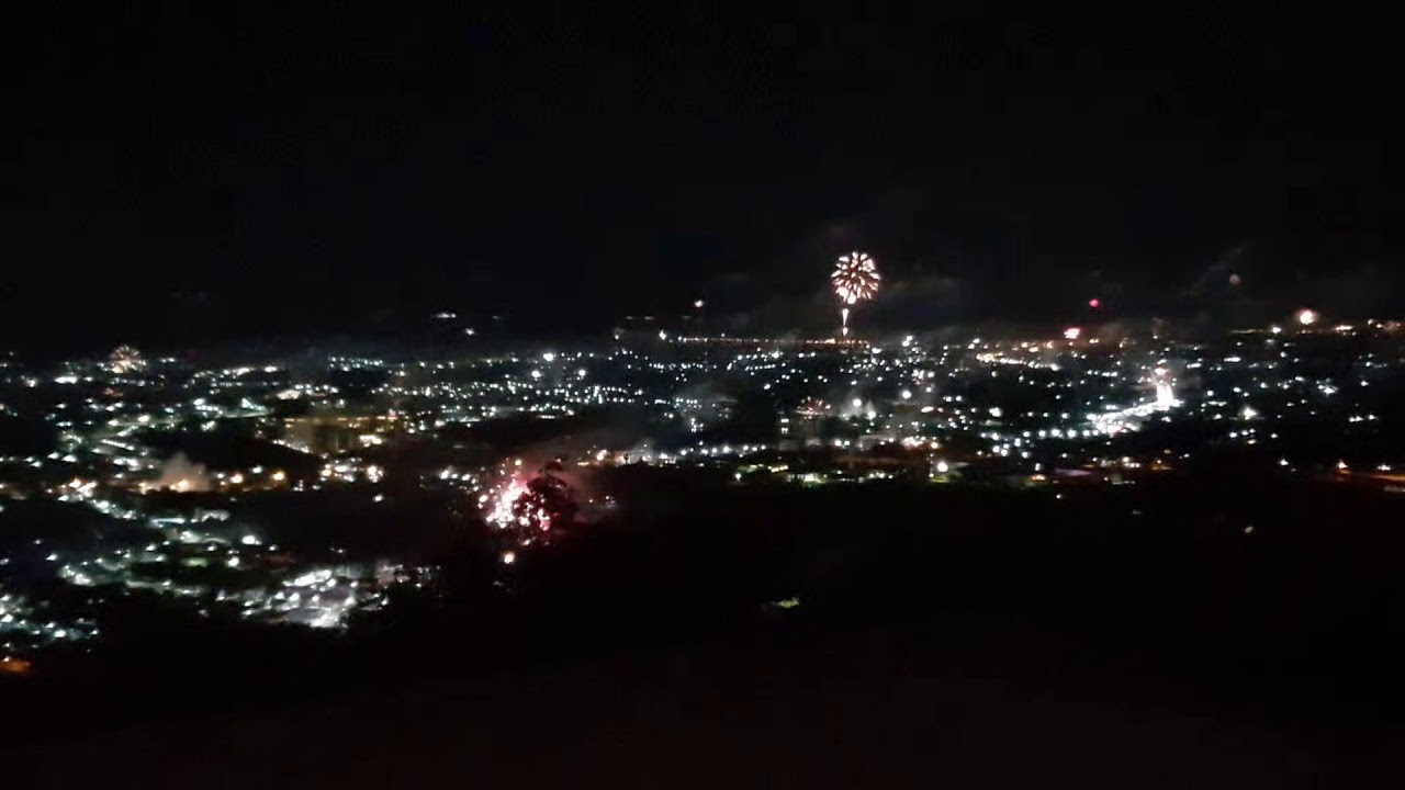 푸켓 맘씨좋은 아저씨 2019 새해 불꽃놀이 New Year's Fireworks in Phuket - YouTube