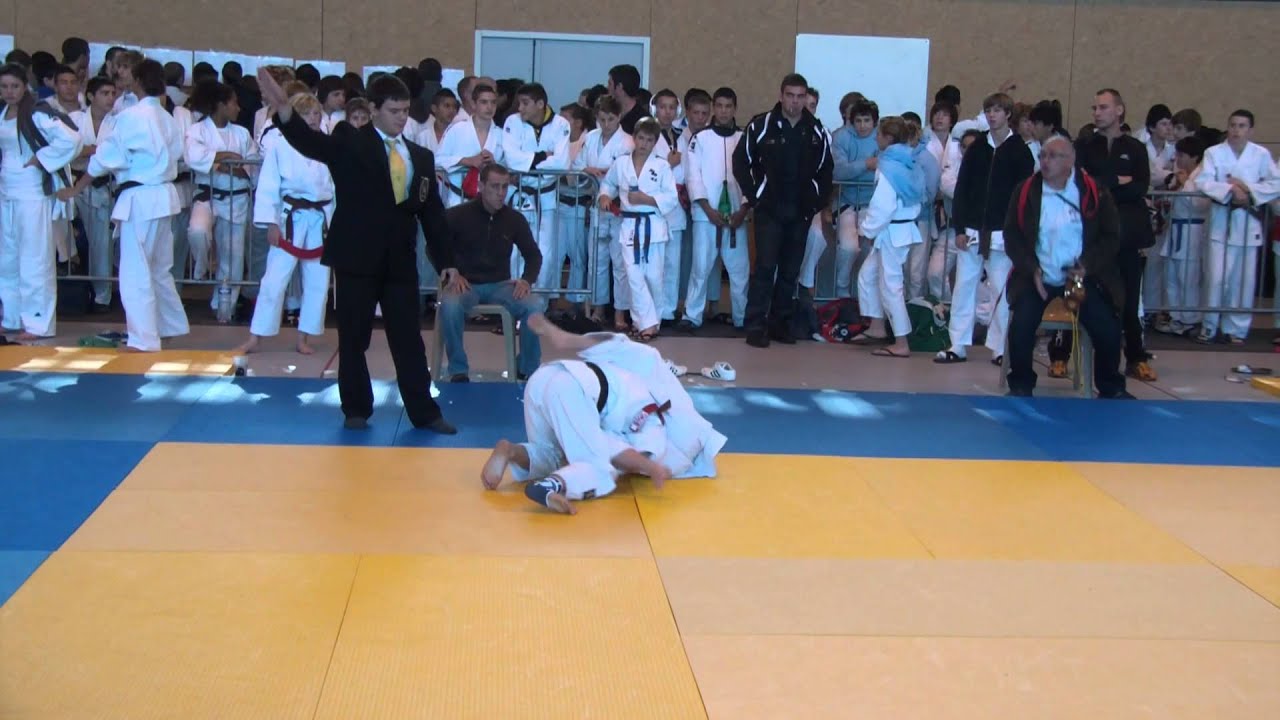 4° combat / ippon Noëlle GRANDJEAN JUDO Fontaine 23-10-2011 - YouTube