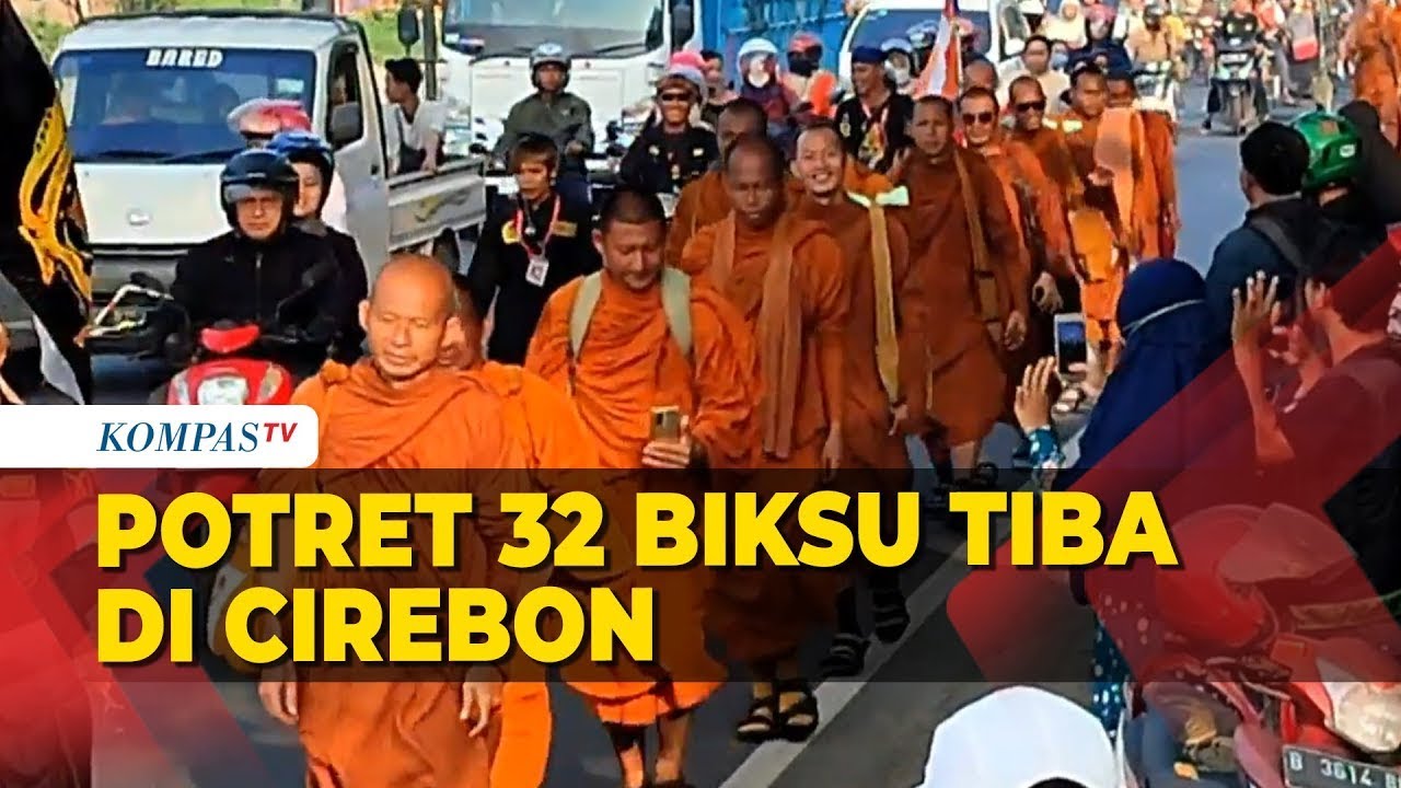 Rombongan Biksu Berjalan Kaki Menuju Candi Borobudur, Tiba di Cirebon ...