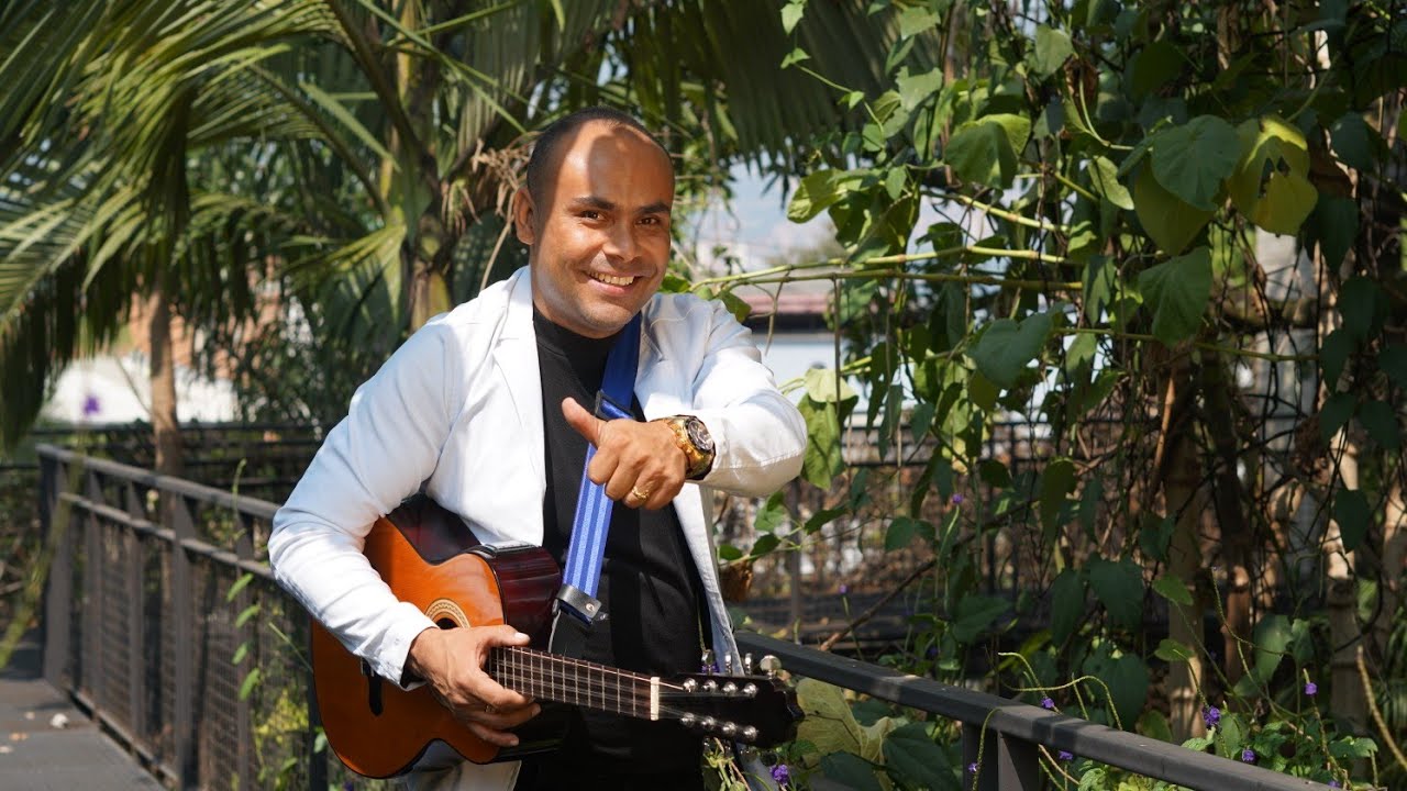 QUE ME ENTIERREN CANTANDO Reinel Isaza.(Video oficial) - YouTube